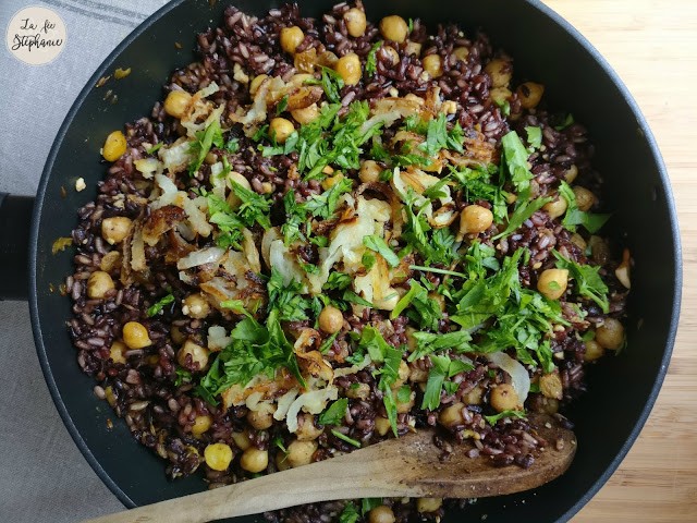 Poêlée de riz complet au curry et pois chiches